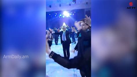Ինչպես է Սերժ Սարգսյանը պարում Ռազմիկ Ամյանի երգի տակ՝ ՀՀԿ ականների խնջույքին Youtube