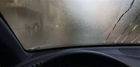 玻璃外面起雾是什么原因 有驾