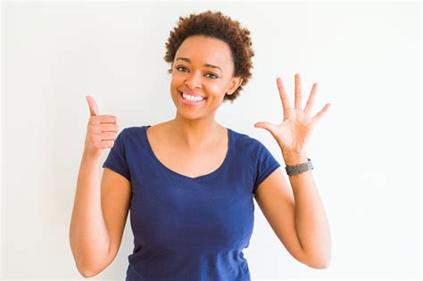흰색 배경 위에 젊은 아름 다운 아프리카계 미국인 여자 표시 하 고 자신감과 행복 웃는 동안 여섯 손가락 숫자를 가리키는 T 셔츠에 대한 스톡 사진 및 기타 이미지 Istock