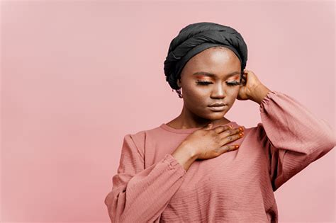 눈을 감고 있는 무슬림 여성 휴식과 명상 분홍색 배경에 고립 된 아프리카 흑인 매력적인 소녀 초상화 18 19세에 대한 스톡 사진 및 기타 이미지 Istock