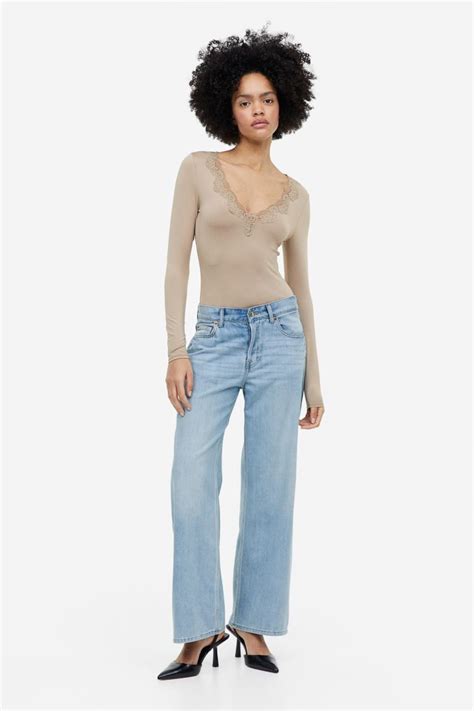 Jlos Latest Look Features Low Rise Jeans And Sneakers Who What Wear