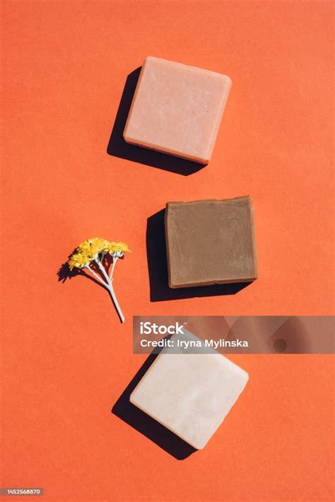 집에서 허브 비누 만들기 붉은 갈색 배경 위에 천연 재료 꽃 허브로 만든 수제 유기농 비누 바 위보기 플랫 레이 스타일 수직 이미지 비누에 대한 스톡 사진 및 기타 이미지