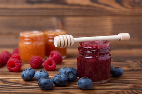 꿀 항아리 라즈베리와 블루베리를 곁들인 과일 꿀 건강과 미용을위한 유용한 강화 양봉 제품 크림 꿀 채식주의 식단 유기농 제품 복사 공간 텍스트 배치 0명에 대한 스톡 사진