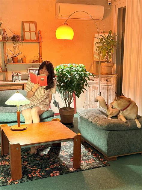 22도씨 우드 • 코티지 인테리어 지브리 감성으로 거실 꾸미기 요즘 집을 지브리 스타일로 변신시키는 재미에 푹 빠졌어요 하나둘씩 바꿔보다 보니 그중에서도 2층