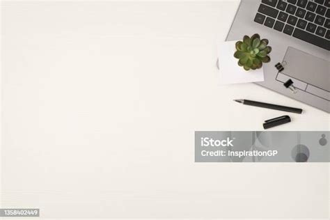 화분 바인더 클립 스티커 노트의 상단 보기 사진과 카피 스페이스가있는 고립 된 흰색 나무 테이블 배경의 검은 펜 0명에 대한 스톡 사진 및 기타 이미지 Istock