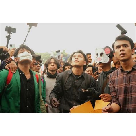 7 Potret Jefri Nichol Demo Di Depan Dpr Dan Lempar Tikus Mati