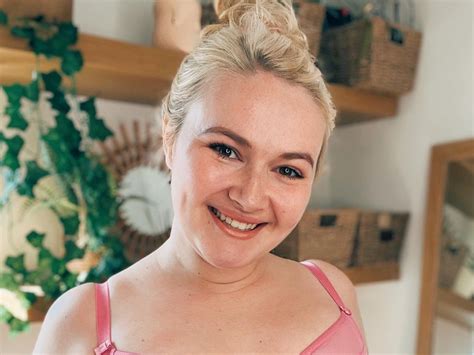 Melissa Suffield In Bathing Suit Asks Whos That Girl — Celebwell