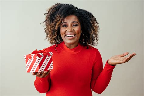 손으로 몸짓을 하는 빨간 크리스마스 선물 상자를 들고 있는 매우 흥분한 여성의 초상화 여자에 대한 스톡 사진 및 기타 이미지 여자 크리스마스 한 명의 여자만 Istock