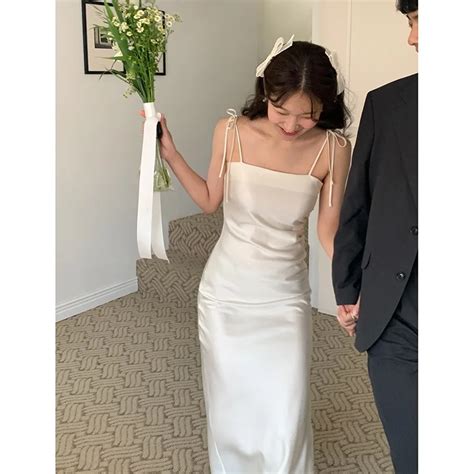 Ins 블로거 오프 숄더 새틴 드레스 봄 여성 새로운 하이 엔드 디자인 센스 서스펜더 스커트 이너웨어 2023