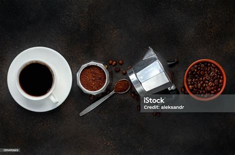커피 한 잔 간헐천 커피 메이커 그리고 돌 배경에 콩 커피 배경 간헐천에 대한 스톡 사진 및 기타 이미지 간헐천 갈색 구이 Istock