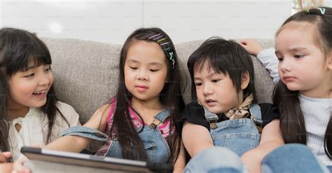 디지털 태블릿에서 영화 영화 만화를 함께 보는 어린 아이들 아이들은 집에서 친구들과 태블릿을 가지고 놀고 있습니다 사진 Unsplash의 기쁨 이미지