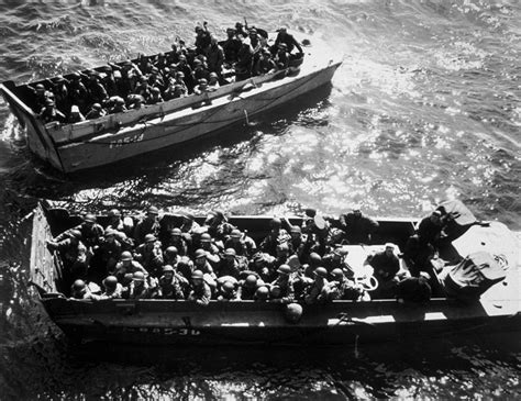 D Day Landings Powerful Photos Of Allied Troops Storming Normandy