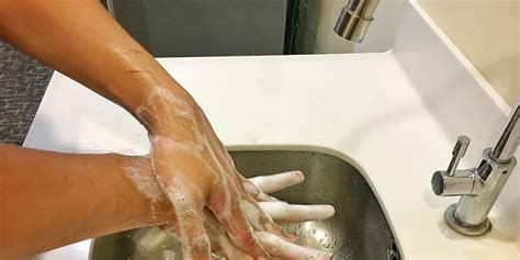 콘택트렌즈 사용자의 눈 건강 이렇게 지키세요 데일리웰니스