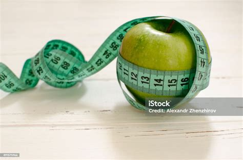 그린 애플 텍스트 위한 공간을 가진 백색 나무 배경에 센티미터에 싸여 0명에 대한 스톡 사진 및 기타 이미지 0명 가냘픈 개념 Istock