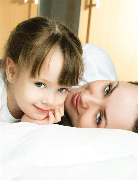 Moeder En Dochter Op Het Bed Stock Foto Image Of Paar Sluit 8273084