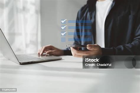 홀로그램 체크리스트 사업가 체크 항목 정보 사업가 체크 체크 설정된 기준에 따른 품질 체크를 가진 사람 비즈니스의 질을 유지한다는 개념 30 34세에 대한 스톡 사진 및