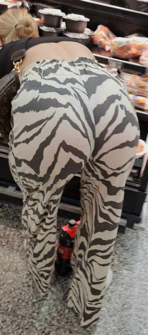 Girl Bending Over In Zebra Pants 😍 Slight Vtl Spandex Leggings