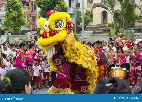 Hanoi Vietnam Sept 8 2014 A Show Of Dragon And Lion Dance
