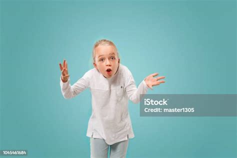 스튜디오 Backgroud에 아름 다운 여성 길이 초상화 감정적인 십 대 소녀 6 7 살에 대한 스톡 사진 및 기타 이미지 6 7 살 감정 개념 Istock