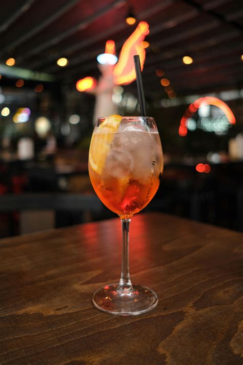 실내 고명 나무 표면 네온 불빛 레몬 레스토랑 레저 막대기 매우 복잡한 모임 목조 테이블 바 장식 밤문화 배경 흐림 보케 빨대 사회화