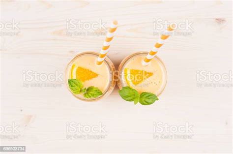 밀 짚 민트 잎 평면도 유리 항아리에 갓 혼합된 오렌지 감귤 음료수 닫습니다 화이트 나무 보드 배경 공간을 복사 합니다 0명에 대한 스톡 사진 및 기타 이미지 Istock