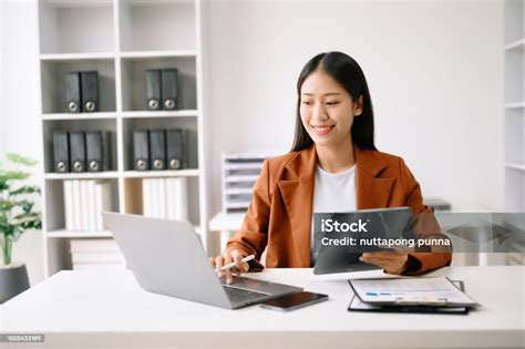 성공적인 아시아 여성 사업가는 사무실 책상에서 태블릿과 노트북으로 금융을 분석하고 세금 보고서 회계 통계 분석 연구 개념을 가지고 있다 20 24세에 대한 스톡 사진 및