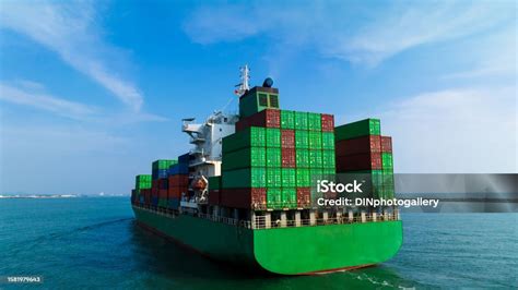 광각 샷 바다 푸른 하늘을 배경으로 항해하는 화물 컨테이너선의 후면도는 컨테이너선 운송 사업 및 산업 배송 서비스를 통해 수출