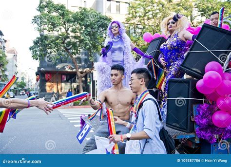 The Muscle Guy Gave Balloons To People In The Taipei Lgbtqia Pride
