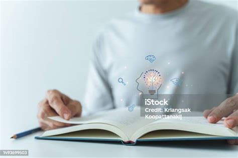 학생 또는 사업가가 전구 아이콘으로 책자 교과서를 배우거나 읽고 있다 집에서 교육 지식 및 비즈니스 학습 과정 성장과 성공은 아이디어 개념을 배운다 20 24세에 대한 스톡