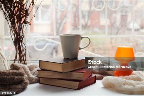 커피 컵 책 랜 턴 및 창 Siil Bokeh에 따뜻한 스카프의 스택 읽기 및 나머지 개념입니다 0명에 대한 스톡 사진 및 기타 이미지 Istock