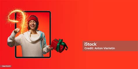 창조적 인 콜라주 태블릿 화면을 고집하고 겨울 휴가를 축하하는 선물 상자와 젊은 쾌활한 소녀 20 24세에 대한 스톡 사진 및 기타 이미지 Istock