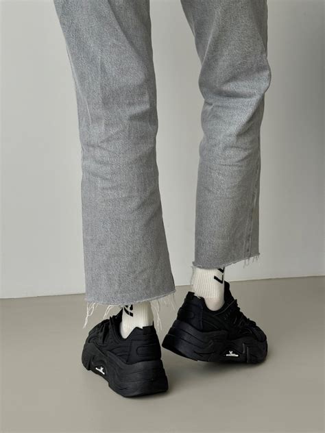 Кросівки на високій платформі чорні Ladyboom