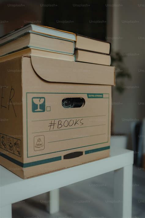 탁자 위에 놓인 책 더미 사진 Unsplash의 오래된 책 이미지