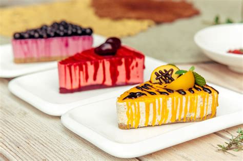 3 개의 삼각형 조각 케이크의 나무 시골풍 테이블에 건포도와 살구 자 두 4가지 개체에 대한 스톡 사진 및 기타 이미지 4가지 개체 건강한 식생활 과일 Istock