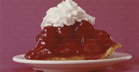 휘핑크림을 얹은 파이 한 조각 사진 Unsplash의 방 종 이미지