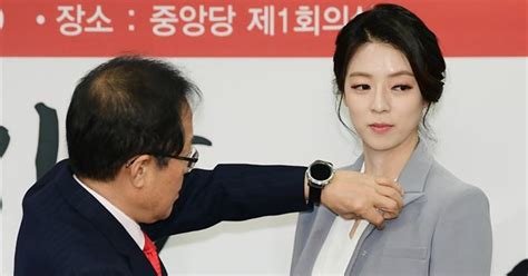 배현진 한국당 입당 조명 창고서 발령 대기 Mbc 안에는 자유 사라졌다