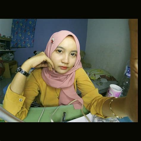 Gambar Mungkin Berisi Satu Orang Atau Lebih Orang Duduk Topi Dan Dekat Fashion Hijab