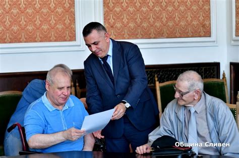 Аве Сливен КМЕТЪТ СТЕФАН РАДЕВ НАГРАДИ ИЗЯВЕНИ АЛПИНИСТИ ОТ СЛИВЕН