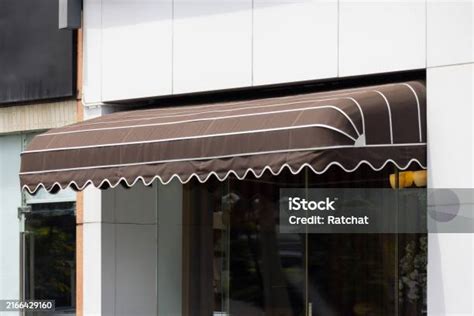 흰색 줄무늬가 있는 갈색 차양이 상점 정면 위에 있습니다 0명에 대한 스톡 사진 및 기타 이미지 0명 갈색 건물 정면 Istock
