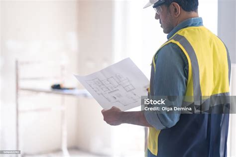 리노베이션 프로젝트 회사 직원이 전문 유니폼을 입고 아파트 도면을 확인한다 개발에 대한 스톡 사진 및 기타 이미지 개발
