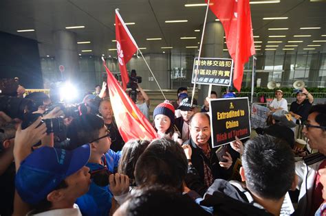 【逃犯條例】反對及支持團體立會外請願 雙方起衝突警方調停 星島日報