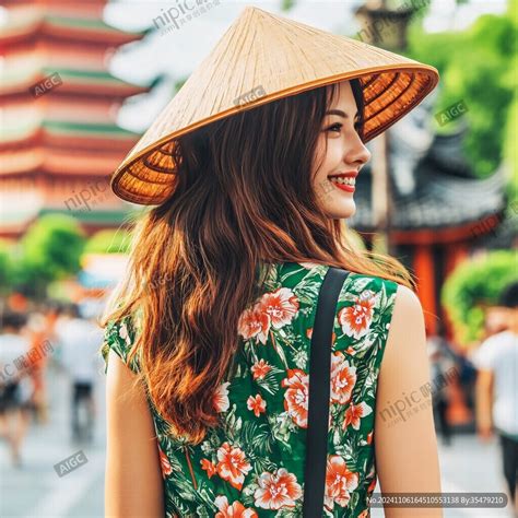 Ai创作图荷叶笠帽 大檐草帽 古城美女背影 戴草帽美女 越南风土人情 越南绿帽 纯色草帽 卡其色草帽 藤帽 背影草帽 斗笠帽 花竹帽 斗笠美女 东南亚人文 中越旅游 昵图网