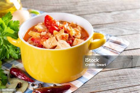 수분이 많은 사워 크림 소스와 파슬리를 곁들인 치킨 파프리카라고도 불리는 헝가리 전통 파프리카 치킨 개념에 대한 스톡 사진 및