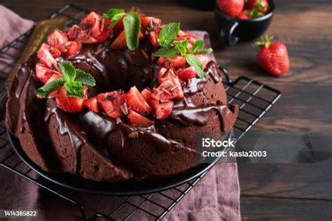 다크 초콜릿 번트 케이크 가나슈 아이싱과 딸기를 어두운 돌 또는 콘크리트 테이블 배경에 곁들입니다 축제 케이크 선택적 초점 0명에 대한 스톡 사진 및 기타 이미지 Istock