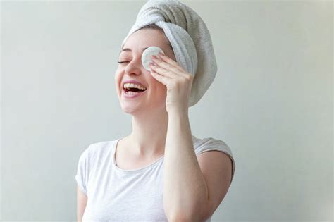 흰색 배경에 고립 된 면 패드를 사용 하 여 부드러운 건강 한 피부 제거와 머리에 수건에서 웃는 여자 건강한 생활방식에 대한 스톡 사진 및 기타 이미지 Istock