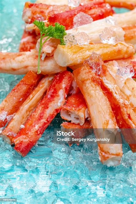 게 고기와 신체 부위 촉수 무릎 큐브 얼음에 푸른 해양 배경 레몬과 라임 의 조각은 녹색 빛 상단 측면보기 주위에 주위에 둥근 슬라이스 갈고리 발톱에 대한 스톡 사진 및