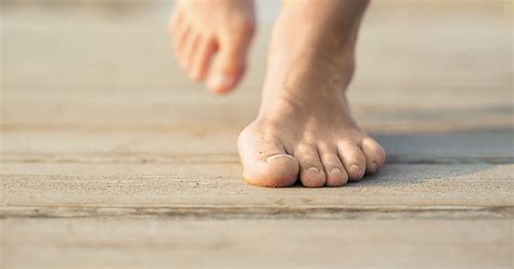 ‘맨발로 걷기 열풍 건강한 발 먼저 만들어야 효과