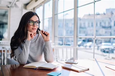 집중 힙스터 소녀 사려 깊은 멀리 찾고 숙제에 대해 생각 Pensive 영리한 여학생 학습과 대학 카페에 앉아 문제에 당황