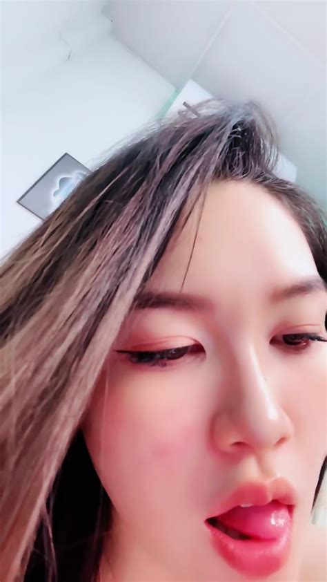 【大桃子】最美尤物网红颜值爆乳蜜臀道具双插狂喷水1 Eporner