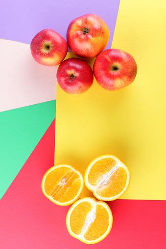 Buah Jeruk Dan Apel Merah Dengan Latar Belakang Beraneka Warna Bagian